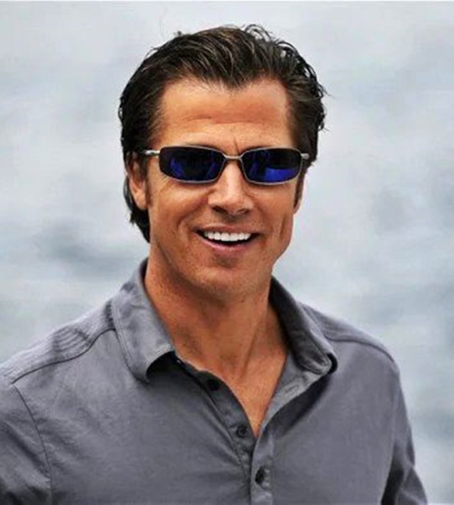 Ő Brad Pitt kevésbé ismert, de nagyon sármos testvére - Friss fotókon ...