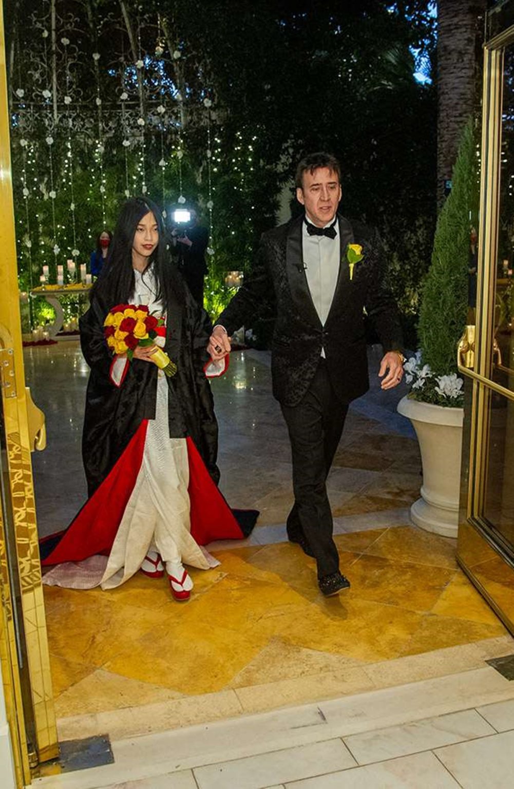 Nicolas Cage felesége 32 évvel fiatalabb nála - A japán származású Riko ...